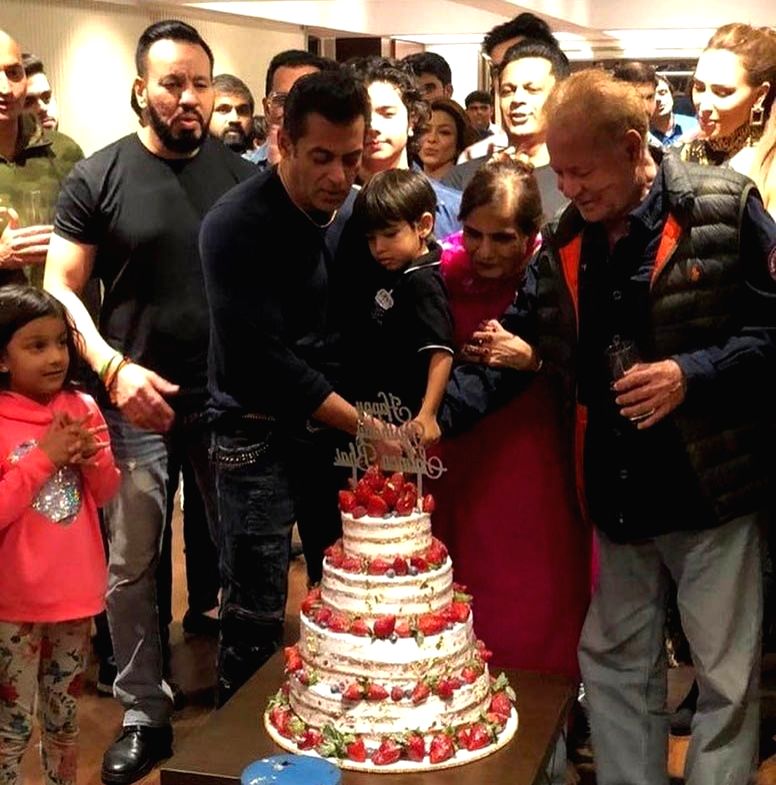 Free Photo: Salman cuts birthday cake with family and friends