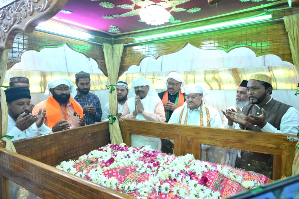 Free photo : J. P. Nadda prays, offers chadar in dargah. Photos/ vedoes ...