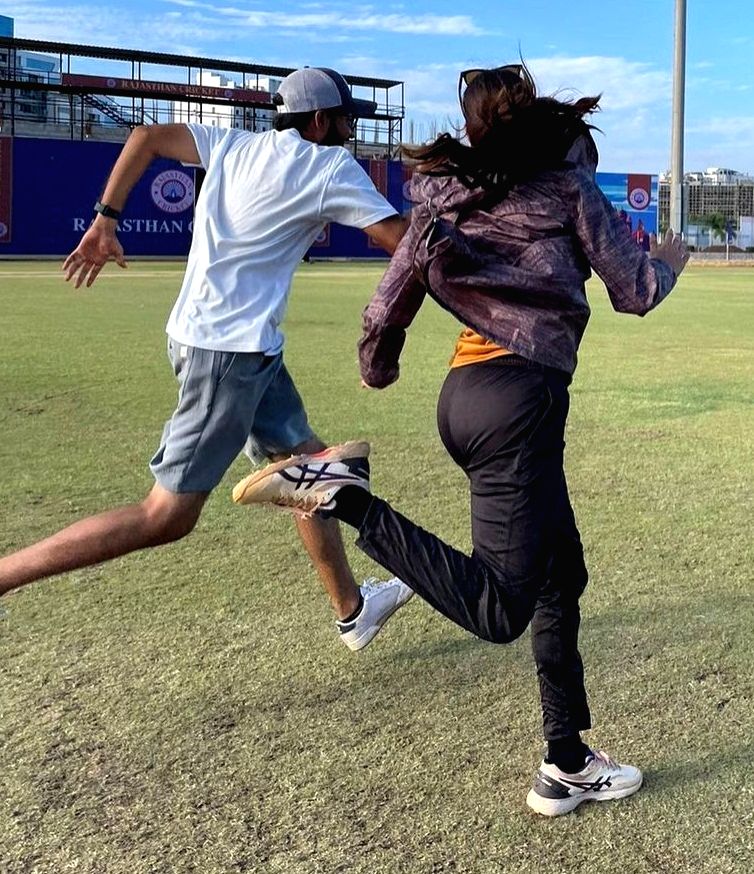 Free Photo :Jahnvi Kapoor, Rajkummar Rao wrap up filming for 'Mr & Mrs Mahi