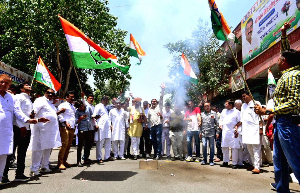 Jaipur : Congress workers celebrate after the party's win in Karnataka ...
