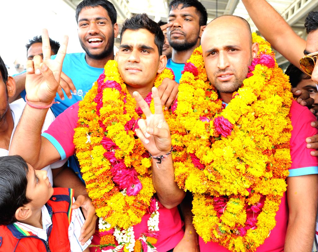 Jaipur Pink Panthers players welcomed at Sanganer Airport