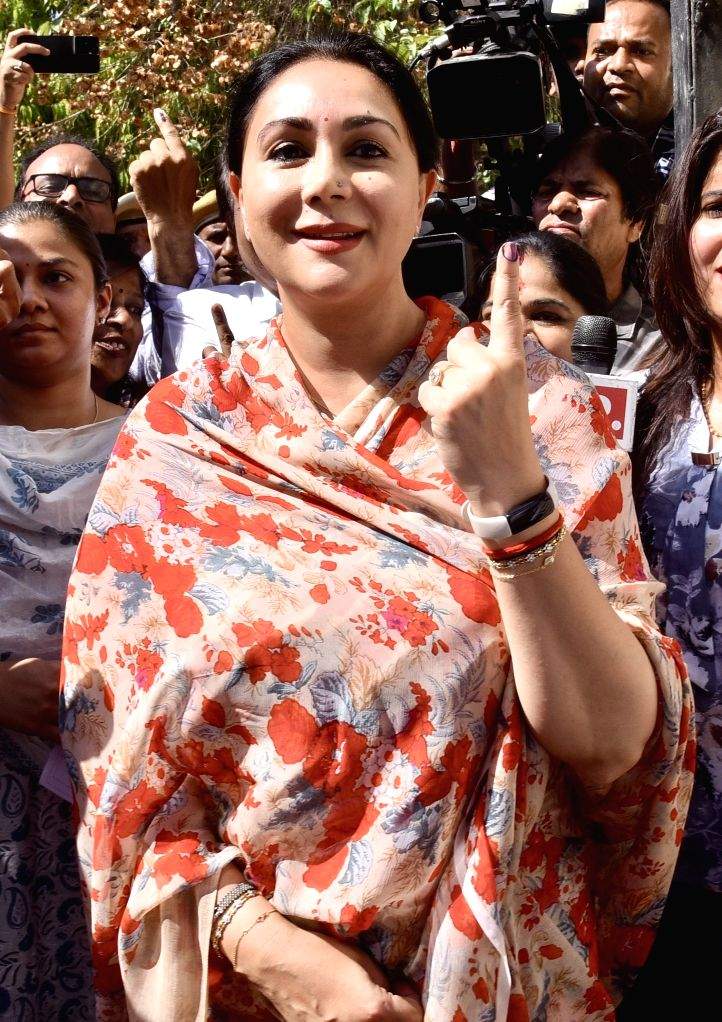 Jaipur : Rajasthan Deputy CM Diya Kumari shows his finger marked with ...