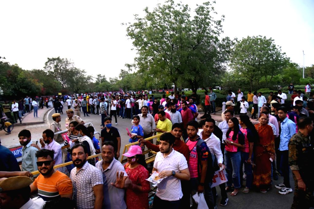Jaipur : Rajasthan Royals cricket fans outside the Sawai Mansingh Stadium