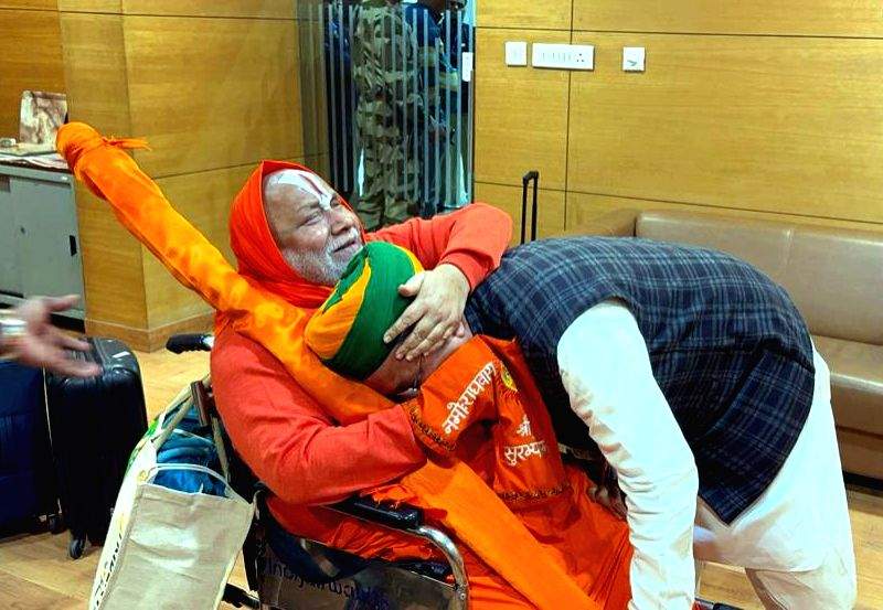 Union Minister Arjun Ram Meghwal seeks blessings from Jagadguru ...