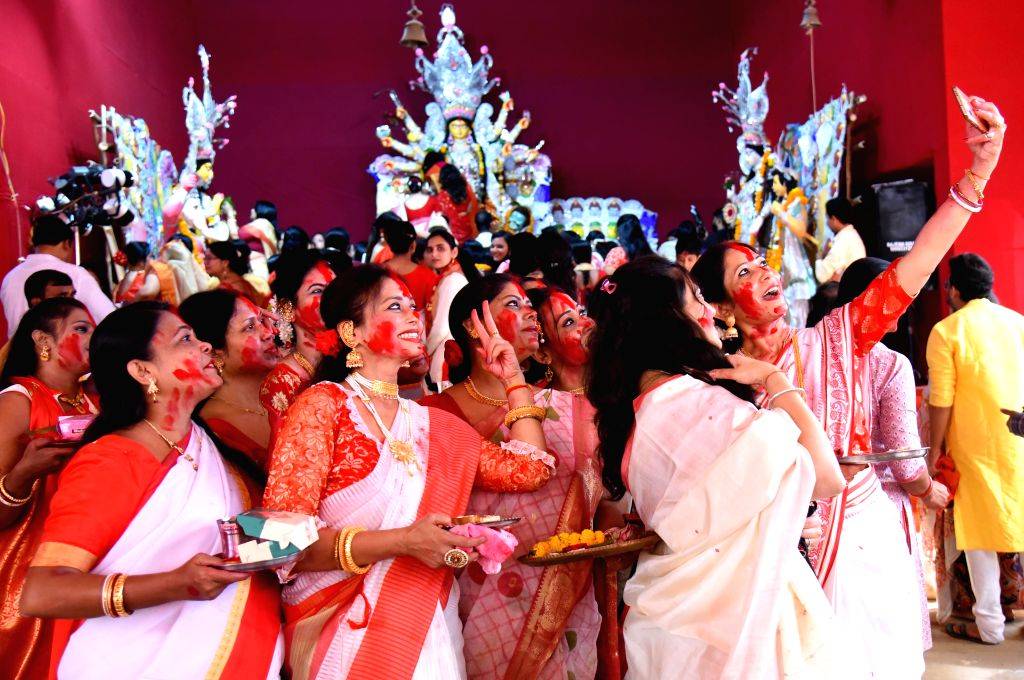 Jaipur : Women devotees click pictures after playing 'Sindoor Khela' on ...