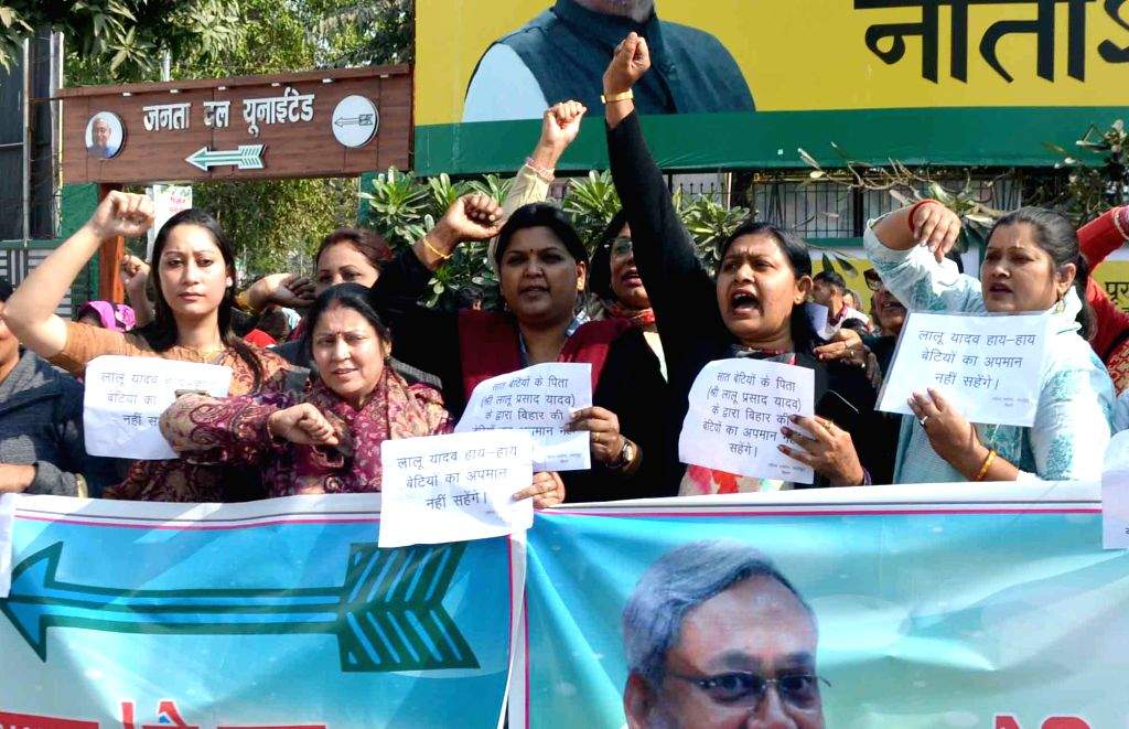 JD(U) women’s cell workers protest against RJD leader Lalu Prasad's ...