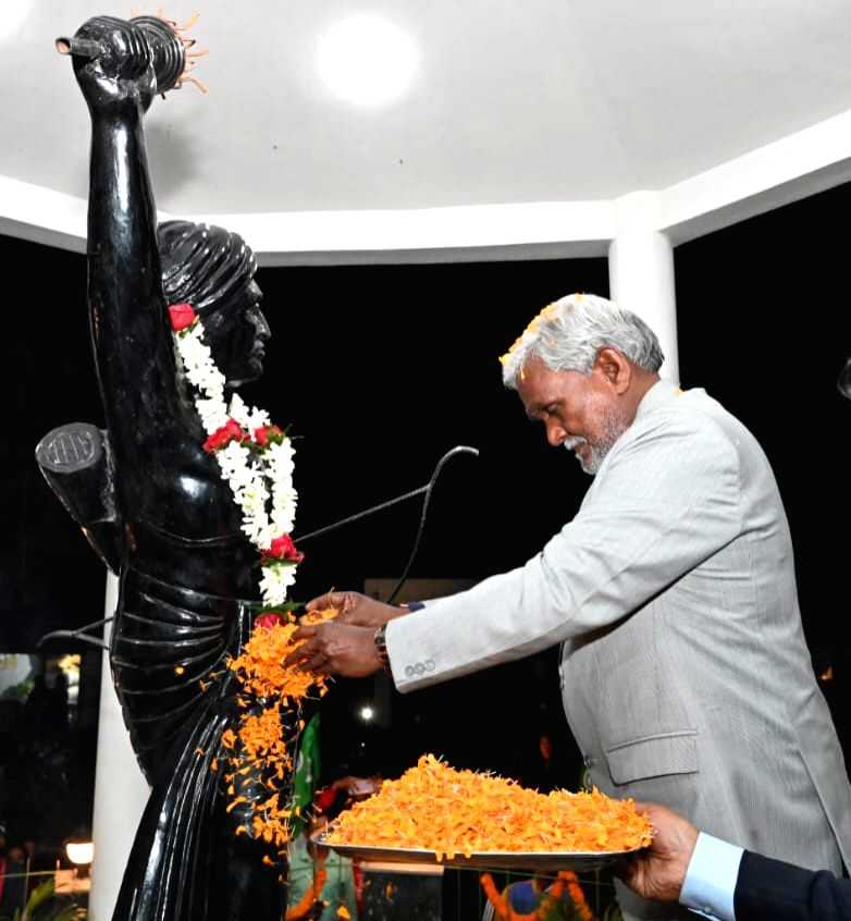 Jharkhand Chief Minister Champai Soren pays tribute to the statue of ...