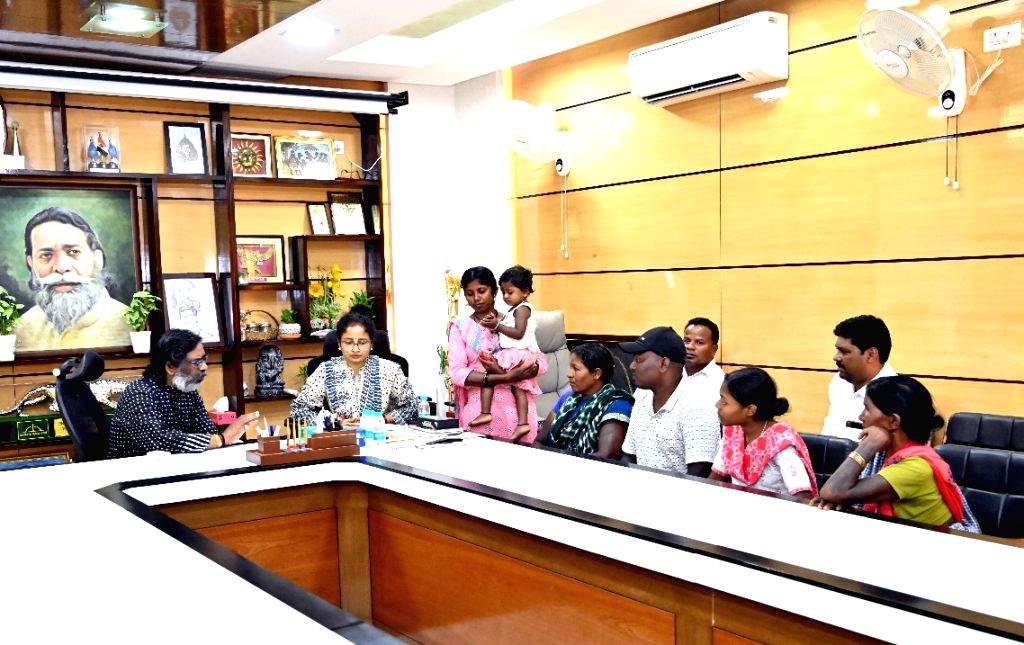 Jharkhand Chief Minister Hemant Soren and his wife Kalpana Soren meet ...