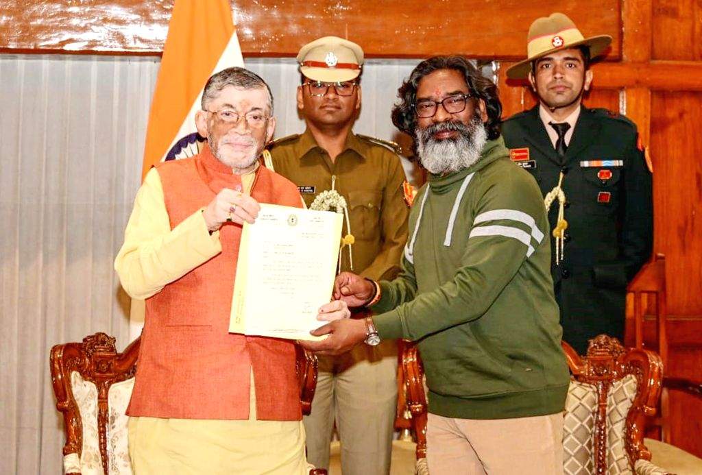 JMM leader Hemant Soren submits a letter to Jharkhand Governor Santosh ...