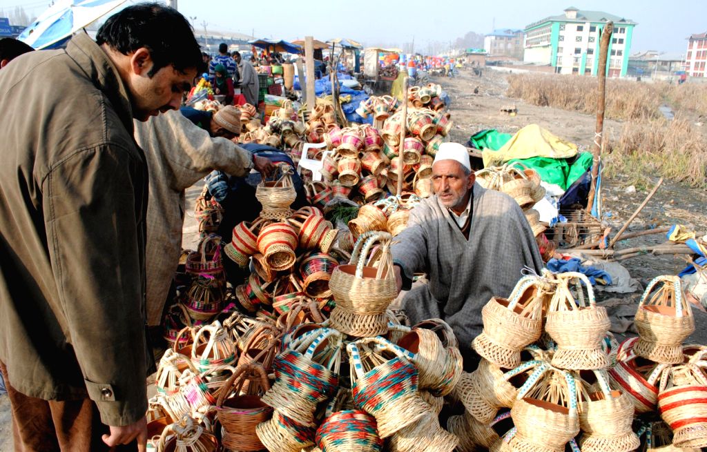 Kangri makers doing good business as mercury takes a further dip in ...