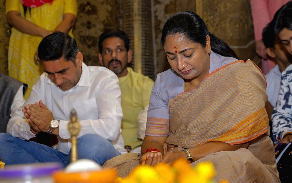Rekha Gupta Offers Prayers at Devi Maa Temple