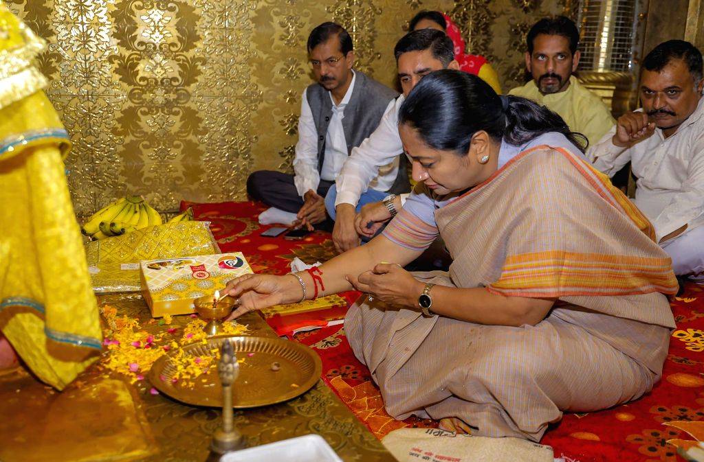 Rekha Gupta Offers Prayers at Devi Maa Temple