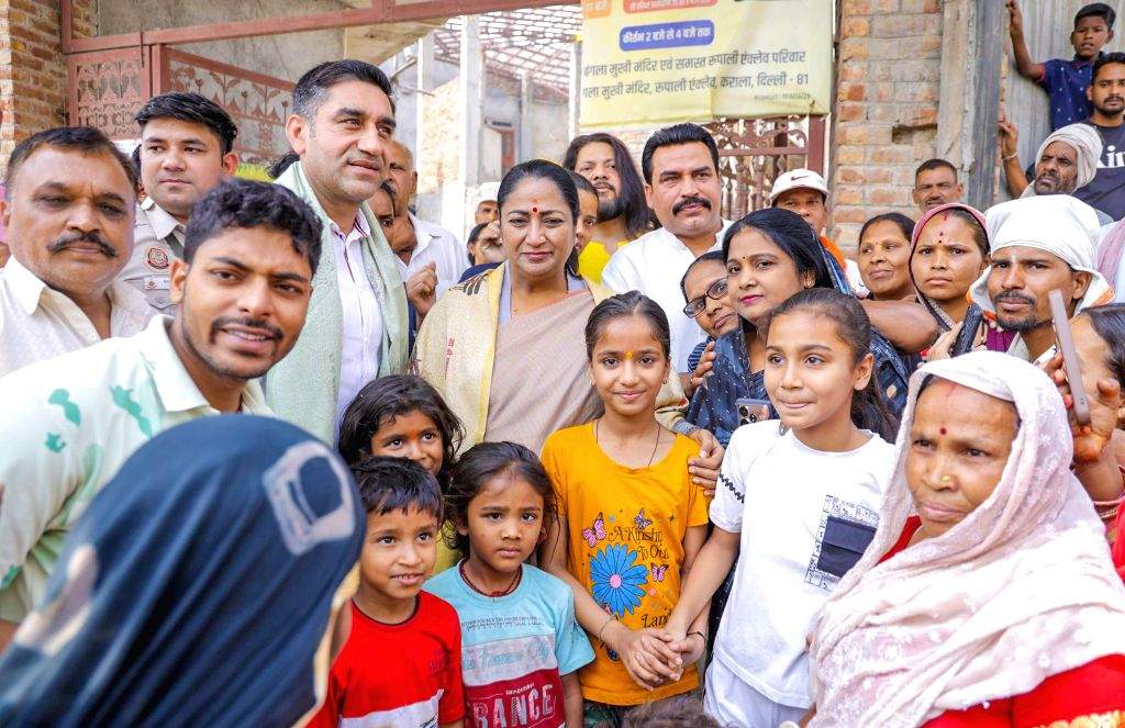 Rekha Gupta Offers Prayers at Devi Maa Temple