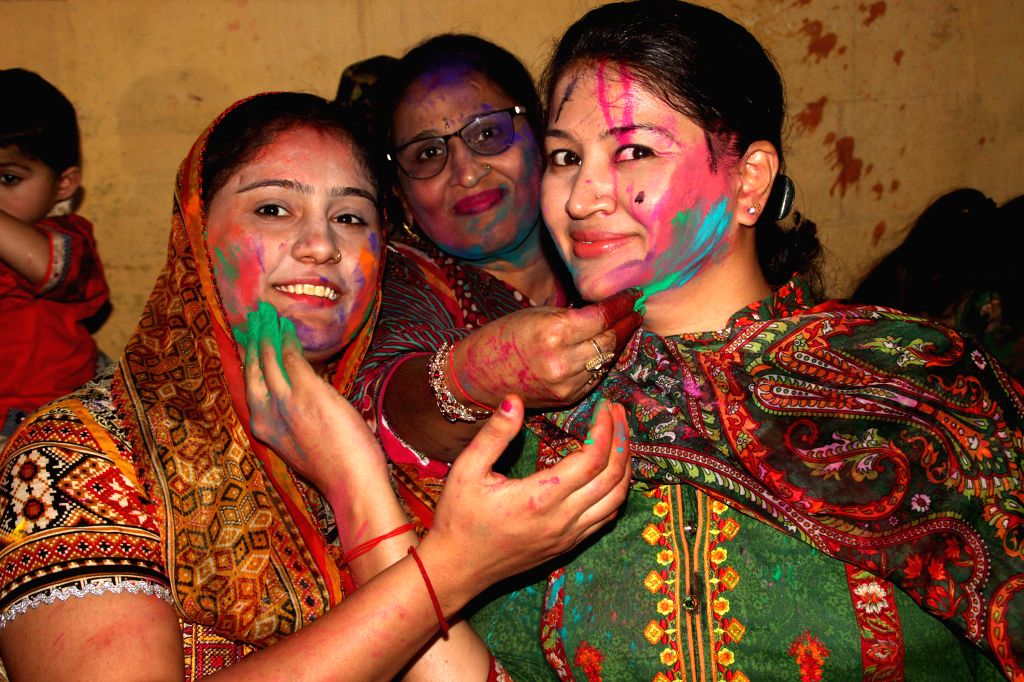 KARACHI, March 1, 2018 - Pakistani Hindus paint color to each other's ...