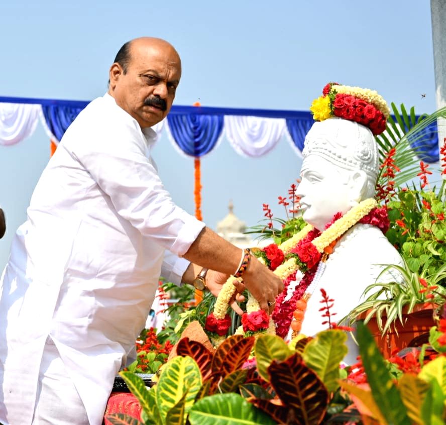 Bengaluru : Karnataka Chief Minister Basavaraj Bommai pays tribute to ...