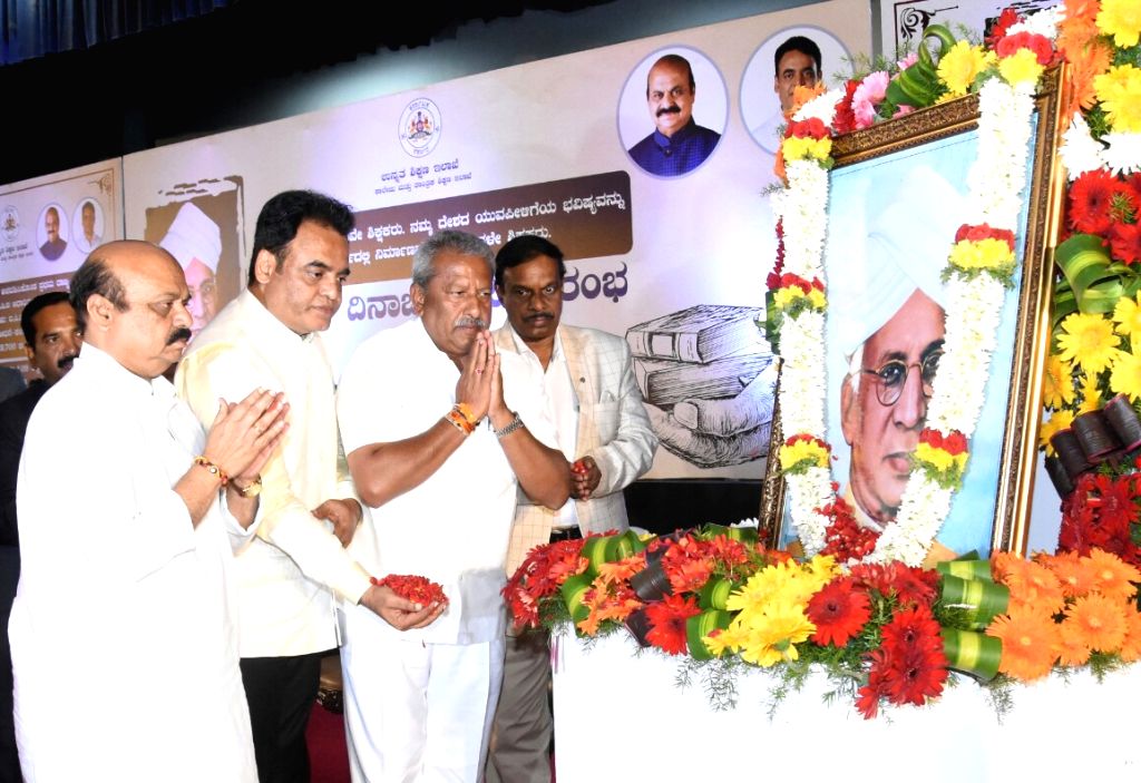 Bengaluru: Karnataka CM Basavaraj Bommai pays floral tribute to Dr ...