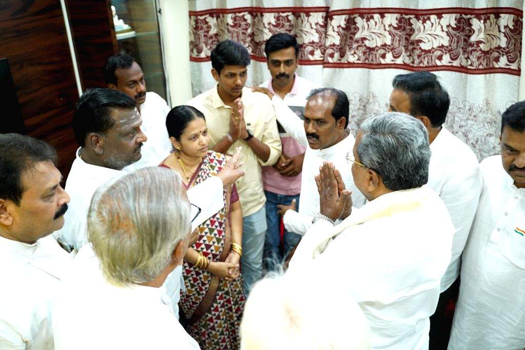 Karnataka Chief Minister Siddaramaiah meets the family members of Neha ...