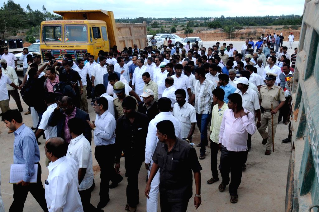Siddaramaiah visiting Manduru Village
