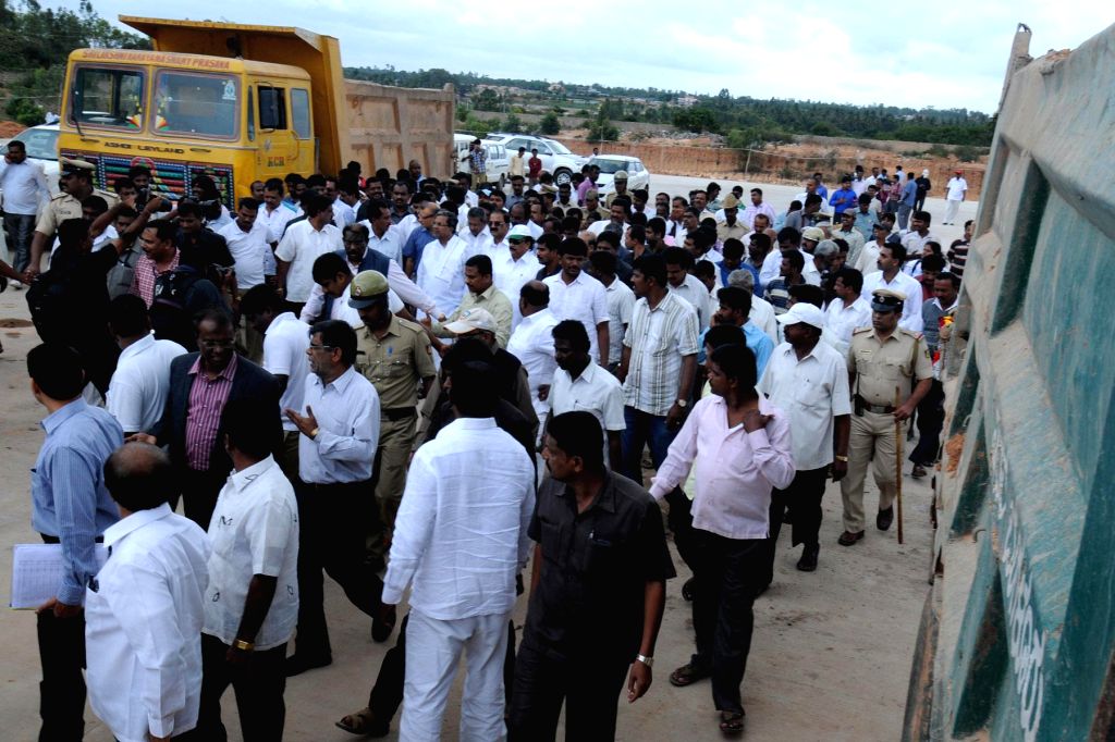 Siddaramaiah visiting Manduru Village