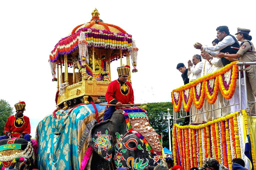 Karnataka CM Siddaramaiah and Dy CM DK Shivakumar flag off Jamboo ...