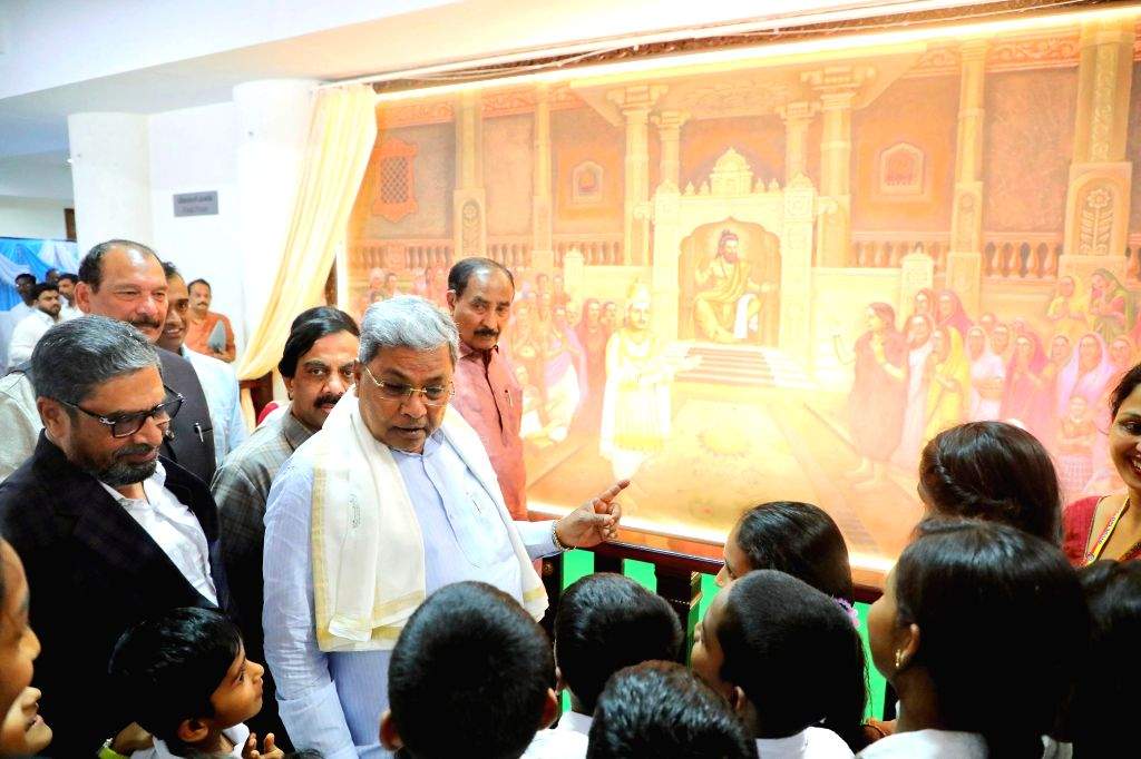 Karnataka CM Siddaramaiah interacts with school students while ...