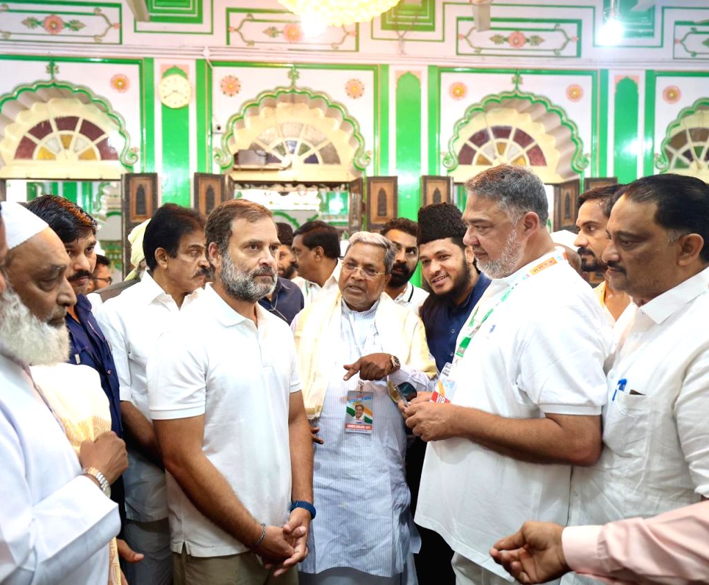 Karnataka : Congress MP Rahul Gandhi also visited Masjid-e-Azam and St ...