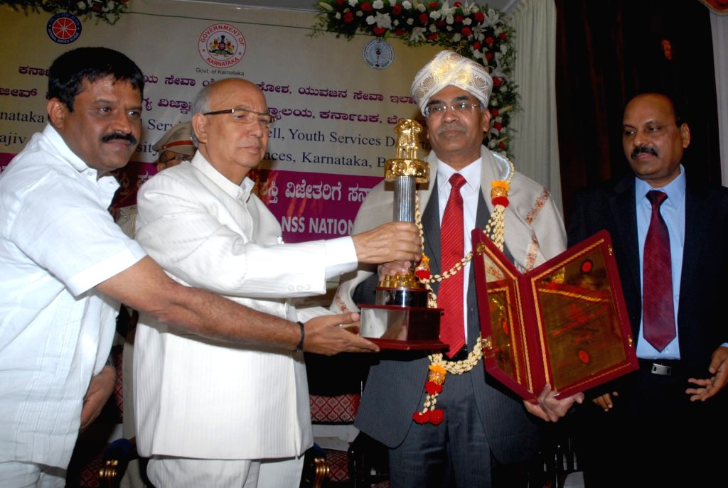 Karnataka Governor HR Bharadwaj presenting "Indira Gandhi National NSS ...
