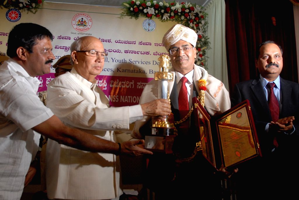 Karnataka Governor HR Bharadwaj presenting "Indira Gandhi National NSS ...