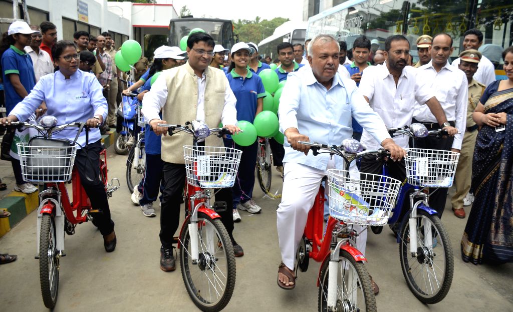 Karnataka transport minister promotes electric vehicles