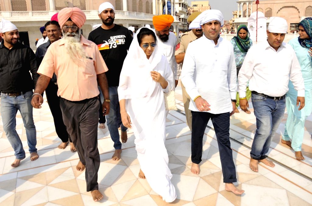 Vinod Khanna's family at Golden Temple