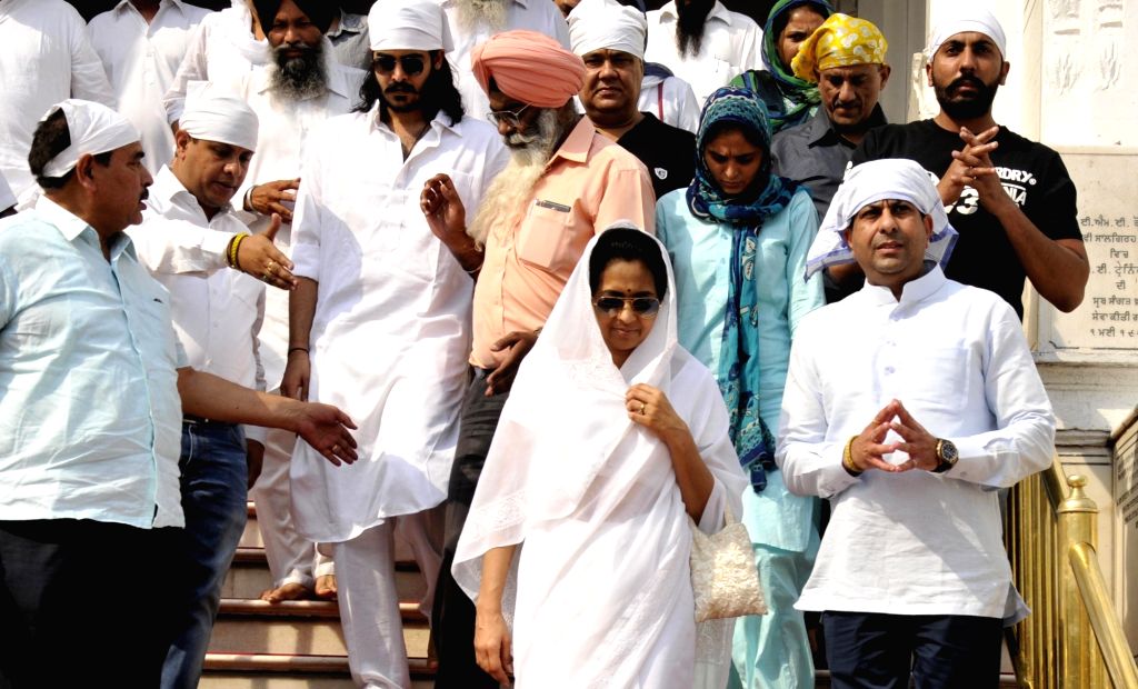 Vinod Khanna's family at Golden Temple