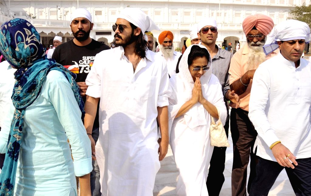 Vinod Khanna's family at Golden Temple