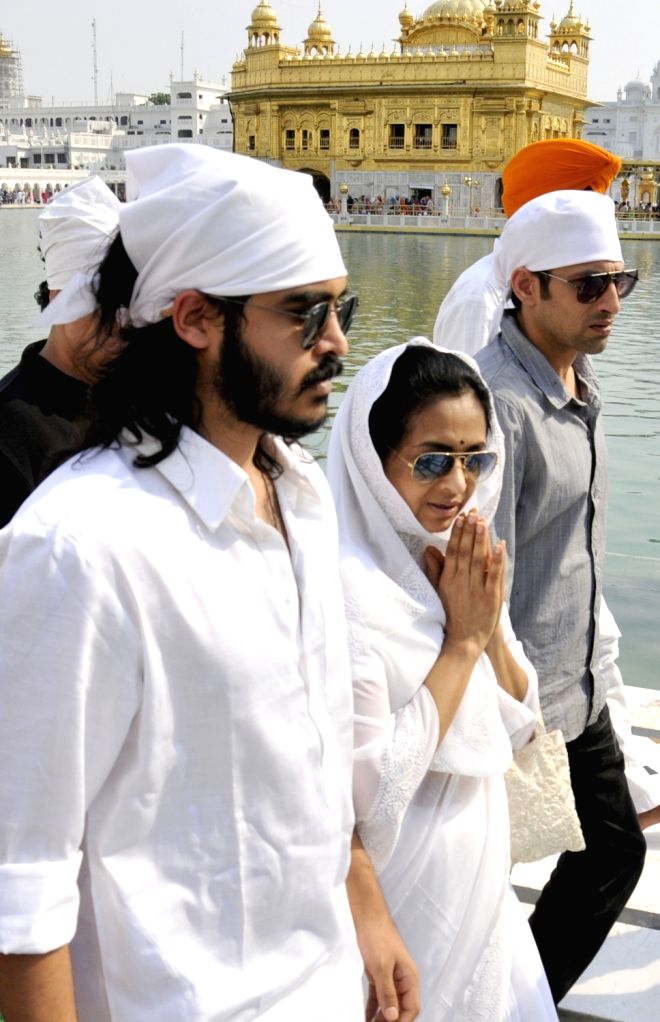 Vinod Khanna's family at Golden Temple
