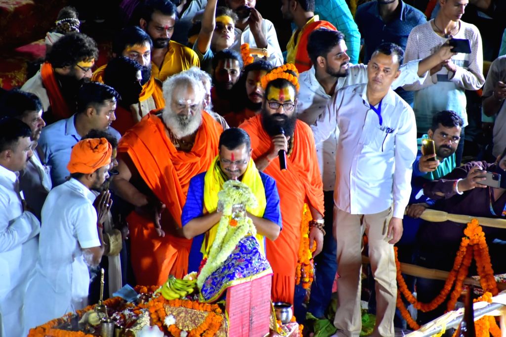 Free Photo: Kejriwal arrives on Ayodhya tour, will perform Saryu Aarti ...