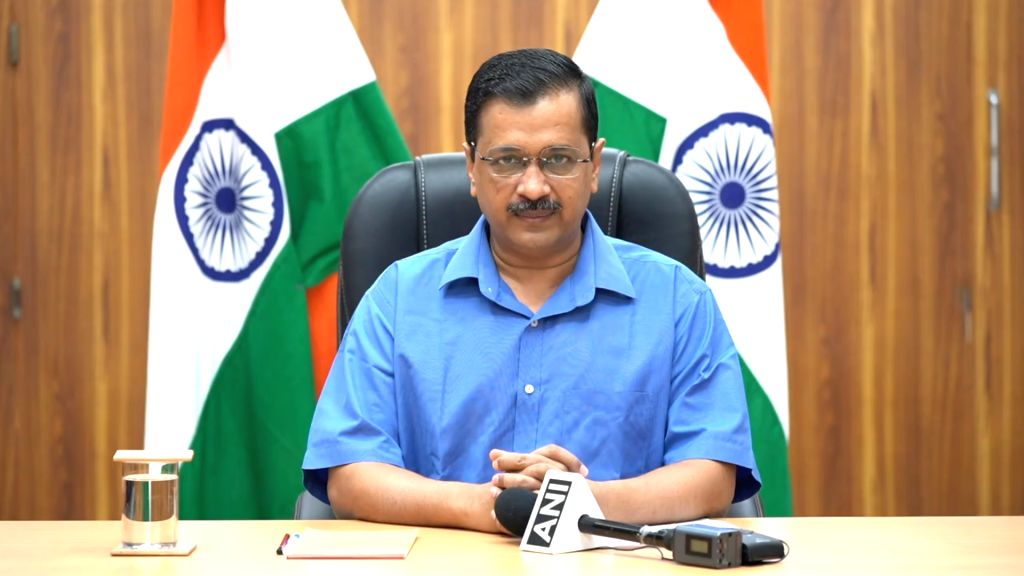 Kejriwal launches Red light On, Gaadi off campaign