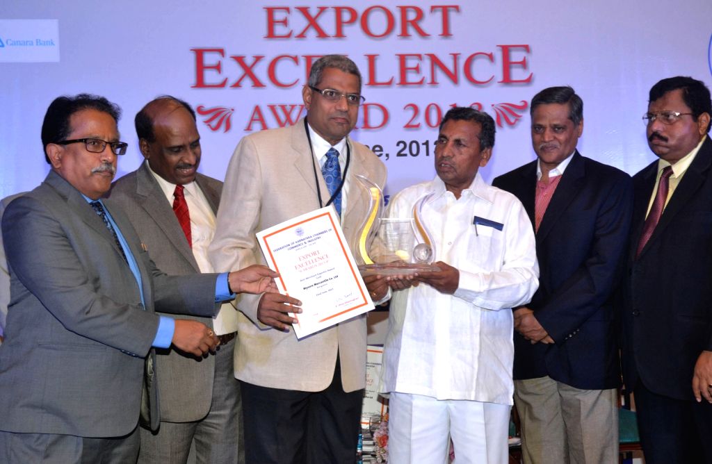 KH Muniyappa, Union Minister with K Shiva Shanmugam pose with the ...