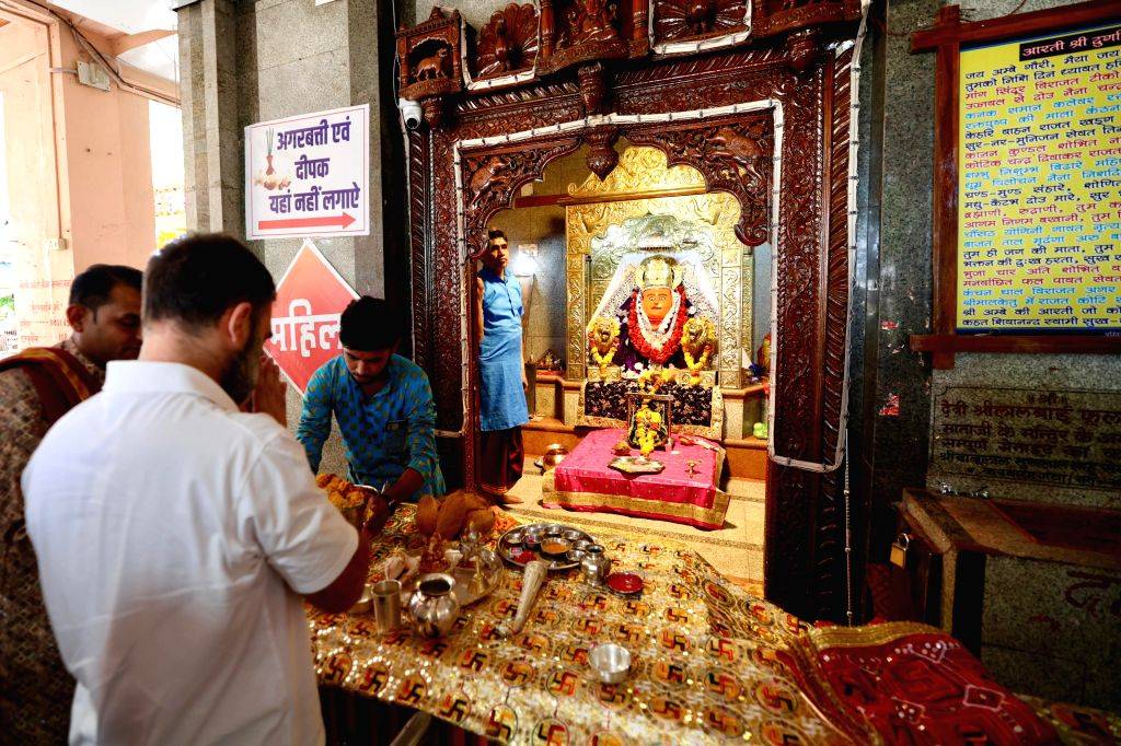 Khargone : Congress leader Rahul Gandhi offers prayers at Devi Shree ...