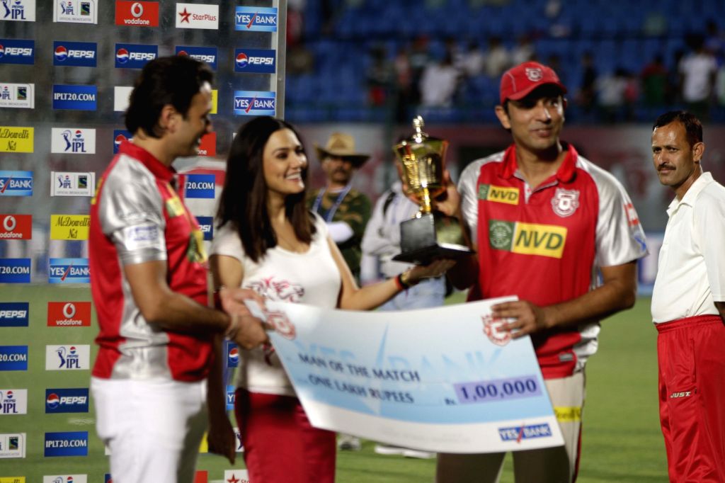 Kings XI Punjab player Azhar Mahmood of receiving the Man of Match ...