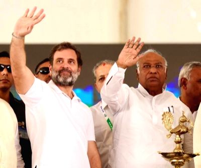 K'taka polls: Kharge, Rahul urge people to vote for 'progressive govt'