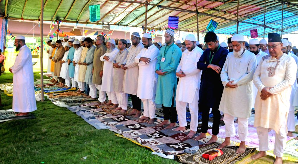 Kolkata : Muslims offer 'namaz' on the occasion of Eid al-Adha
