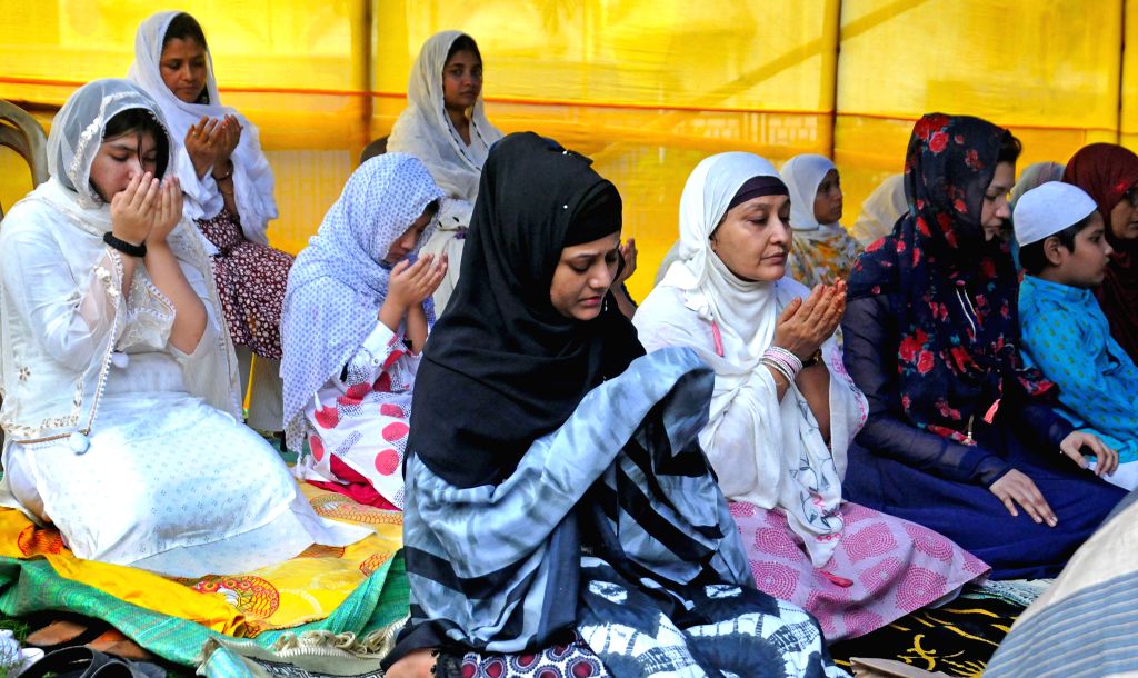 Kolkata : Muslims offer 'namaz' on the occasion of Eid al-Adha
