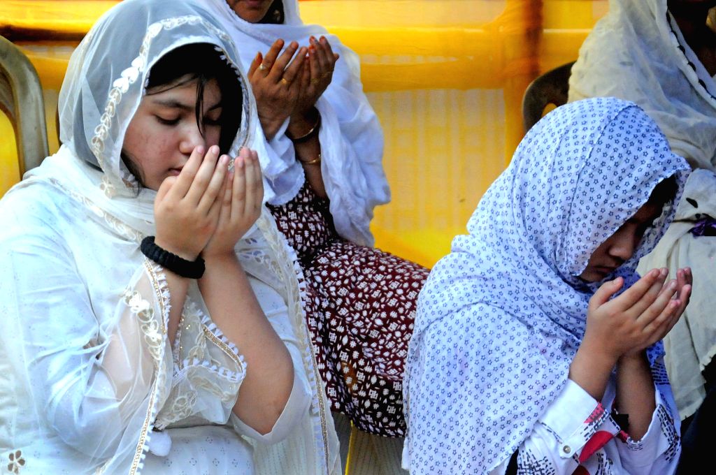 Kolkata : Muslims offer 'namaz' on the occasion of Eid al-Adha