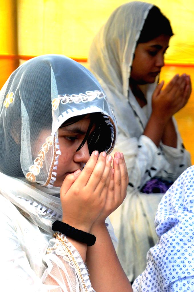 Kolkata : Muslims offer 'namaz' on the occasion of Eid al-Adha