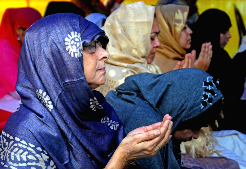 Kolkata : Muslims offer 'namaz' on the occasion of Eid al-Adha