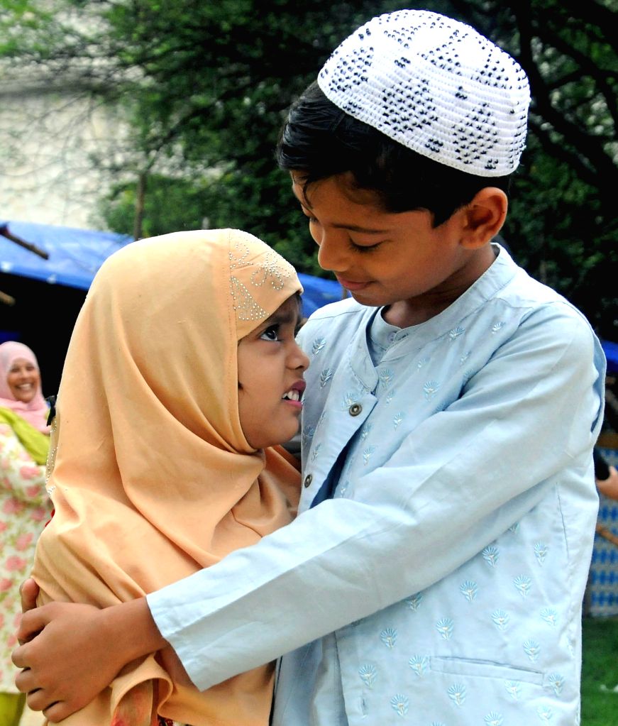Kolkata : Muslims offer 'namaz' on the occasion of Eid al-Adha