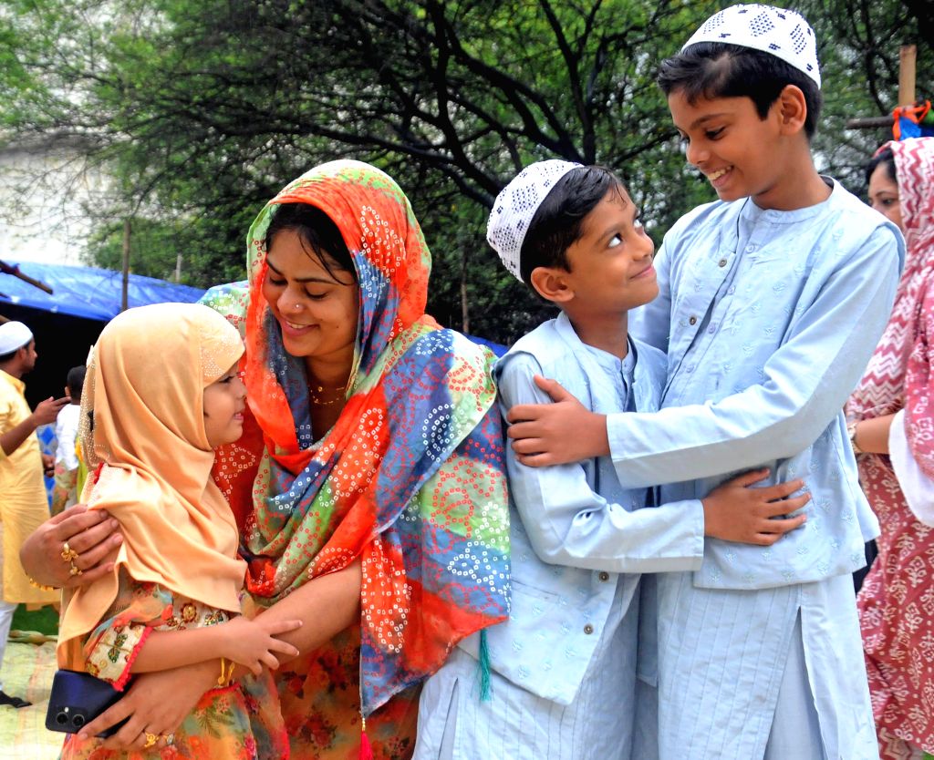 Kolkata : Muslims offer 'namaz' on the occasion of Eid al-Adha