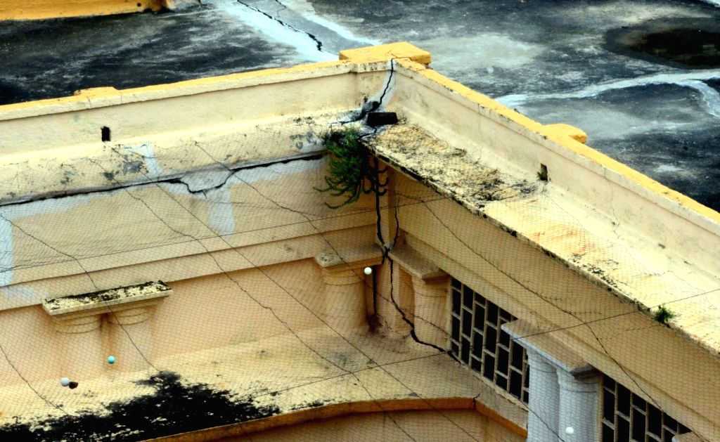 Political blame game starts over cracks in houses at Kolkata's Bowbazar