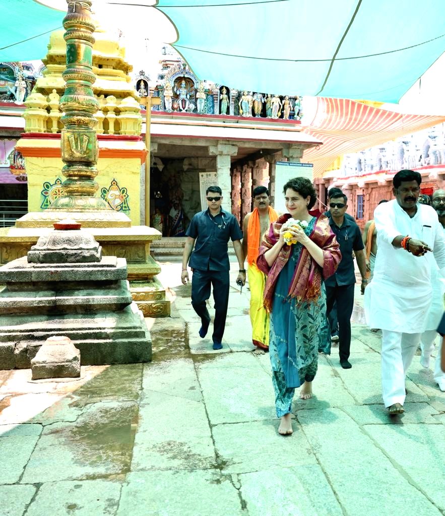Koppal : Congress General Secretary Priyanka Gandhi offers prayers at ...