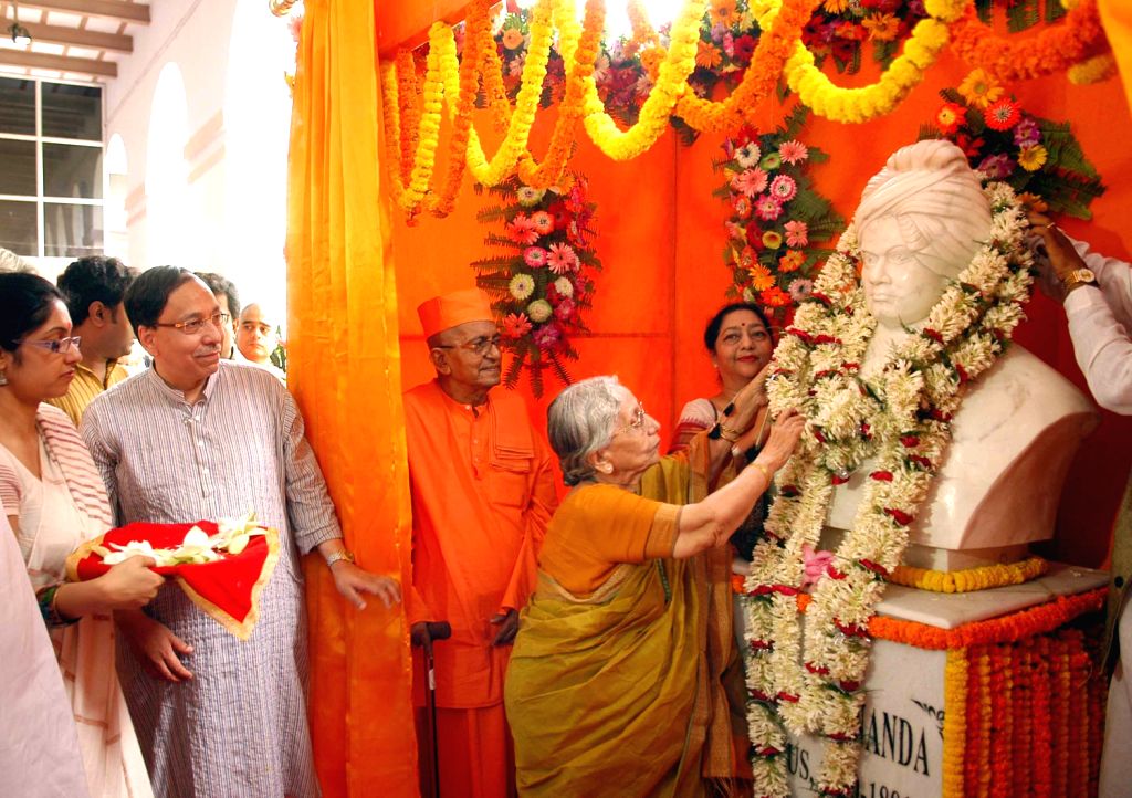 Swami Prabhanandaji and Presidency University vice chancellor Malabika ...