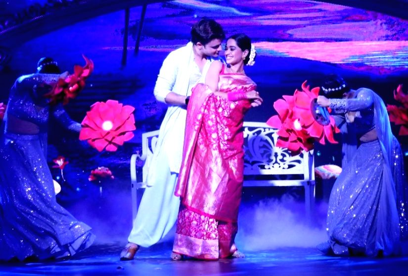 Free Photo :Krishna Kaul proposes to co-star Mugdha Chaphekar in SRK style